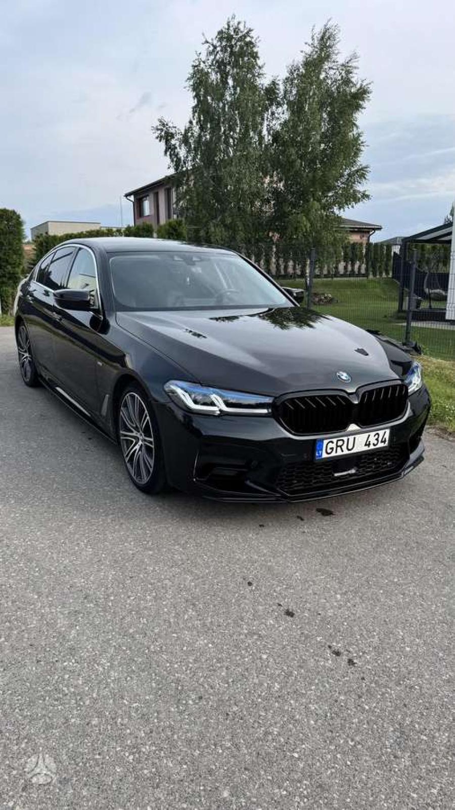 Black BMW 520 2017 in Vilnius, with an engine capacity of 2.00 L and mileage of 210 thousand km for 21999 €, photo 1 on AUTOMOTO.COM.LV