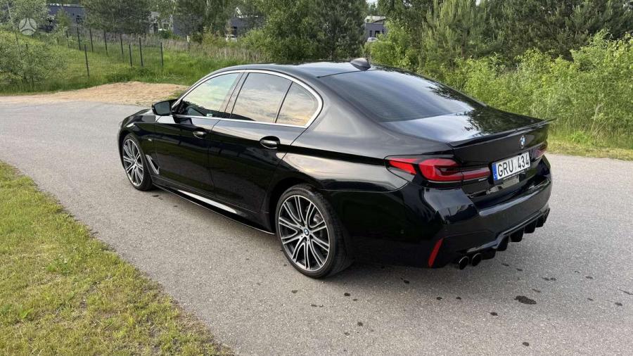 Black BMW 520 2017 in Vilnius, with an engine capacity of 2.00 L and mileage of 210 thousand km for 21999 €, photo 13 on AUTOMOTO.COM.LV
