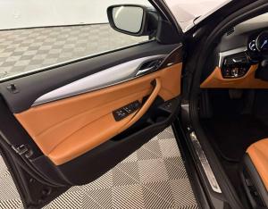 Melns BMW 520 2017 Marijampole, ar dzinēja tilpumu 2.00 L un nobraukumu 339 tūkst. km par 15999 €, foto 24 vietnē AUTOMOTO.COM.LV
