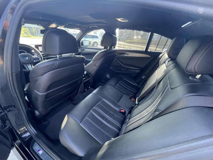 Black BMW 520 2018 in Vilnius, with an engine capacity of 2.00 L and mileage of 285 thousand km for 20450 €, photo 10 on AUTOMOTO.COM.LV
