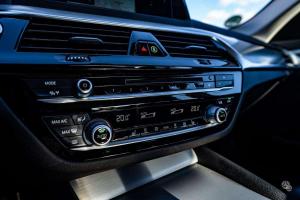 Black BMW 520 2018 in Vilnius, with an engine capacity of 2.00 L and mileage of 103 thousand km for 21000 €, photo 14 on AUTOMOTO.COM.LV