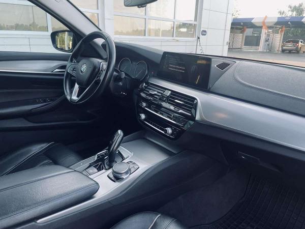Black BMW 520 2019 in Vilnius, with an engine capacity of 2.00 L and mileage of 173 thousand km for 15950 €, photo 7 on AUTOMOTO.COM.LV