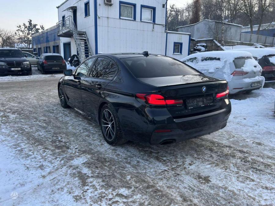 Black BMW 520 2021 in Kaunas, with an engine capacity of 2.00 L and mileage of 82 thousand km for 27900 €, photo 3 on AUTOMOTO.COM.LV