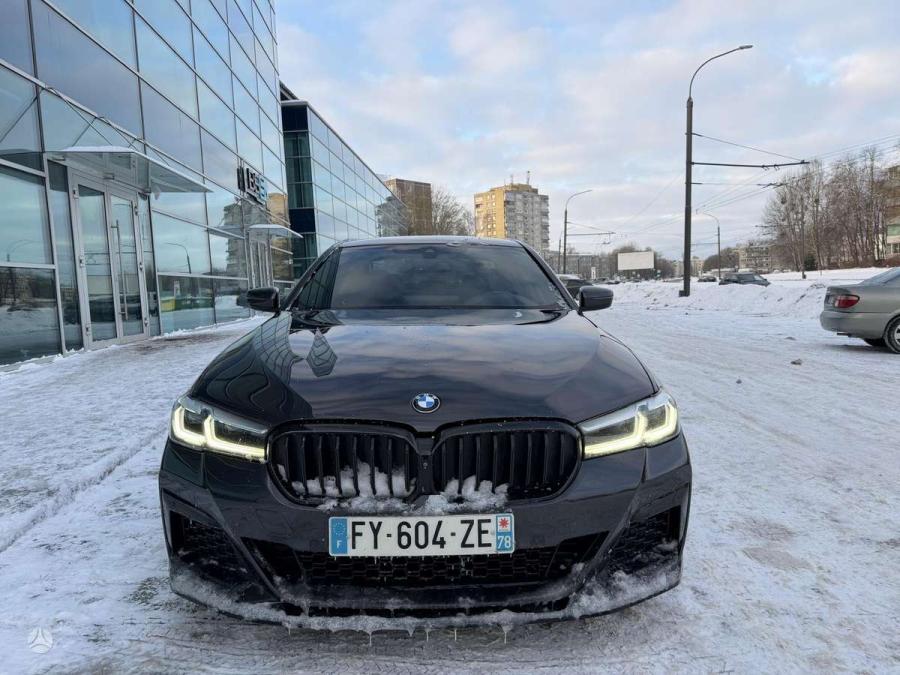 Black BMW 520 2021 in Kaunas, with an engine capacity of 2.00 L and mileage of 246 thousand km for 27800 €, photo 1 on AUTOMOTO.COM.LV