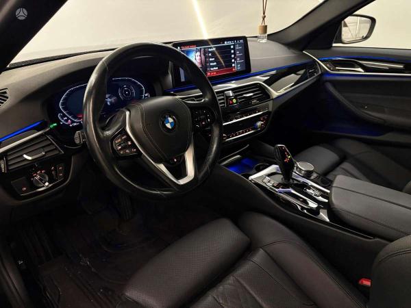 Melns BMW 520 2021 Marijampole, ar dzinēja tilpumu 2.00 L un nobraukumu 166 tūkst. km par 29999 €, foto 2 vietnē AUTOMOTO.COM.LV