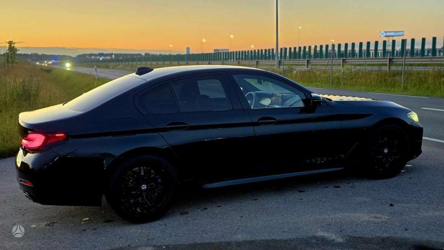 Melns BMW 520 2021 Šauļi, ar dzinēja tilpumu 2.00 L un nobraukumu 250 tūkst. km par 25500 €, foto 9 vietnē AUTOMOTO.COM.LV