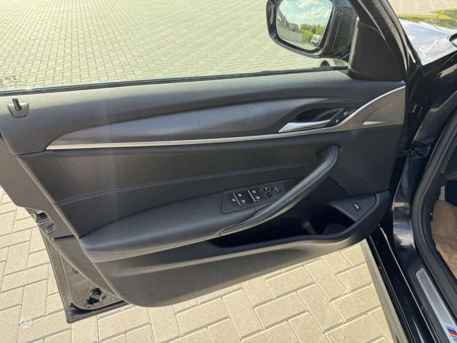 Black BMW 520 2021 in Telschi, with an engine capacity of 2.00 L and mileage of 210 thousand km for 23500 €, photo 22 on AUTOMOTO.COM.LV