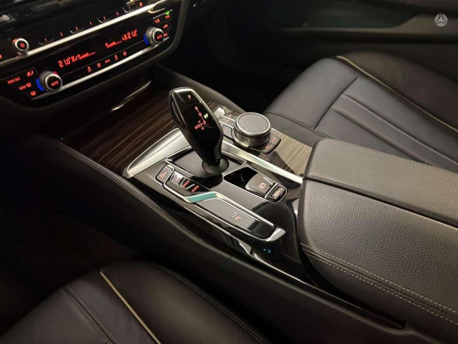 Melns BMW 520 2021 Marijampole, ar dzinēja tilpumu 2.00 L un nobraukumu 259 tūkst. km par 22750 €, foto 17 vietnē AUTOMOTO.COM.LV