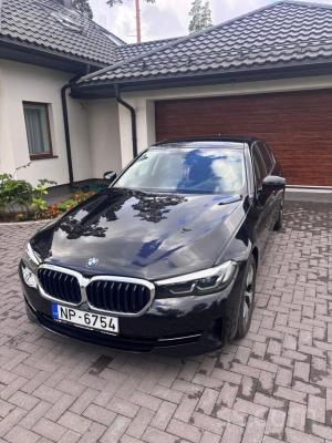 Black BMW 520 2021 in Riga, with an engine capacity of 2.00 L and mileage of 72 thousand km for 35000 €, photo 3 on AUTOMOTO.COM.LV