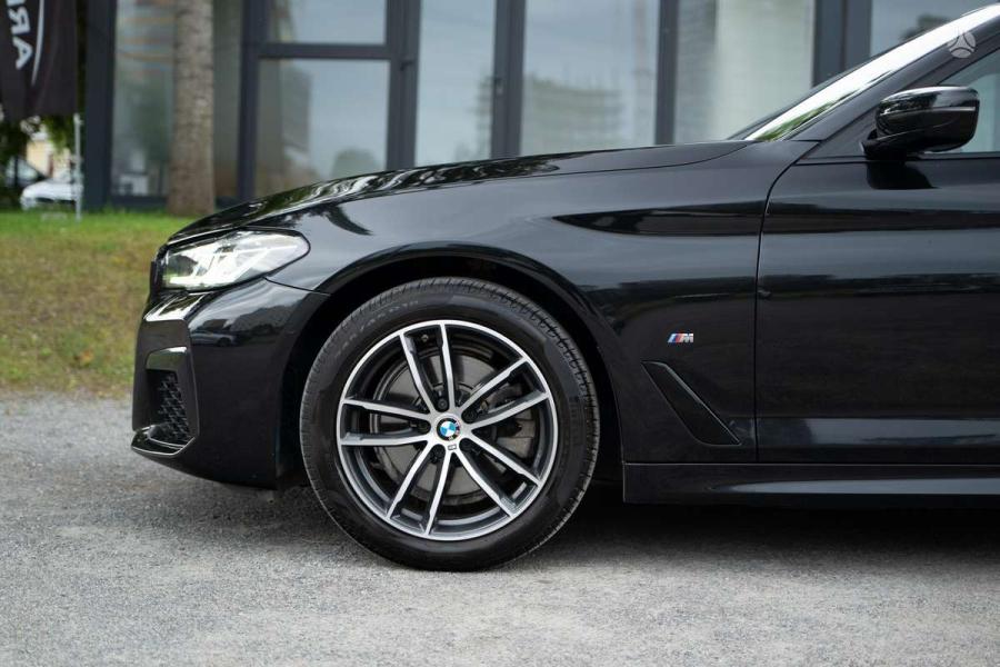 Black BMW 520 2021 in Vilnius, with an engine capacity of 2.00 L and mileage of 50 thousand km for 35900 €, photo 11 on AUTOMOTO.COM.LV