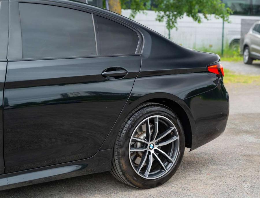 Black BMW 520 2021 in Vilnius, with an engine capacity of 2.00 L and mileage of 50 thousand km for 35900 €, photo 14 on AUTOMOTO.COM.LV