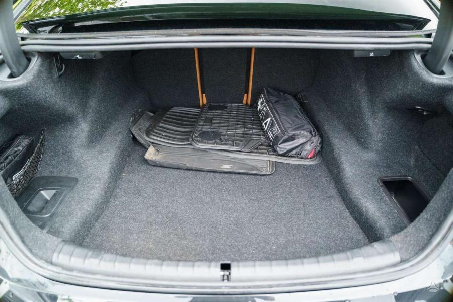Black BMW 520 2021 in Vilnius, with an engine capacity of 2.00 L and mileage of 50 thousand km for 35900 €, photo 42 on AUTOMOTO.COM.LV