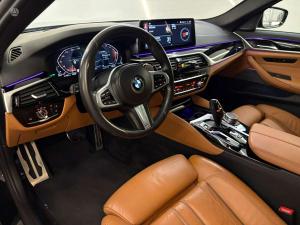 Black BMW 520 2022 in Marijampole, with an engine capacity of 2.00 L and mileage of 272 thousand km for 25999 €, photo 3 on AUTOMOTO.COM.LV