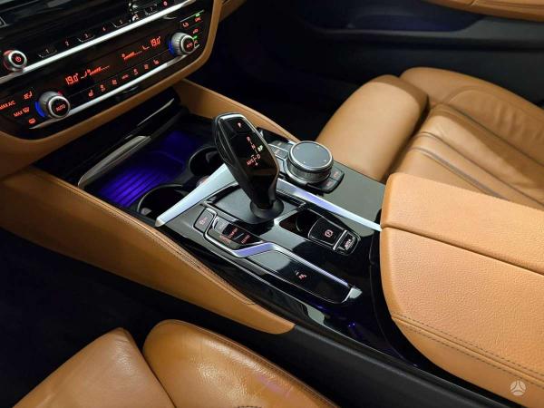 Black BMW 520 2022 in Marijampole, with an engine capacity of 2.00 L and mileage of 272 thousand km for 25999 €, photo 8 on AUTOMOTO.COM.LV