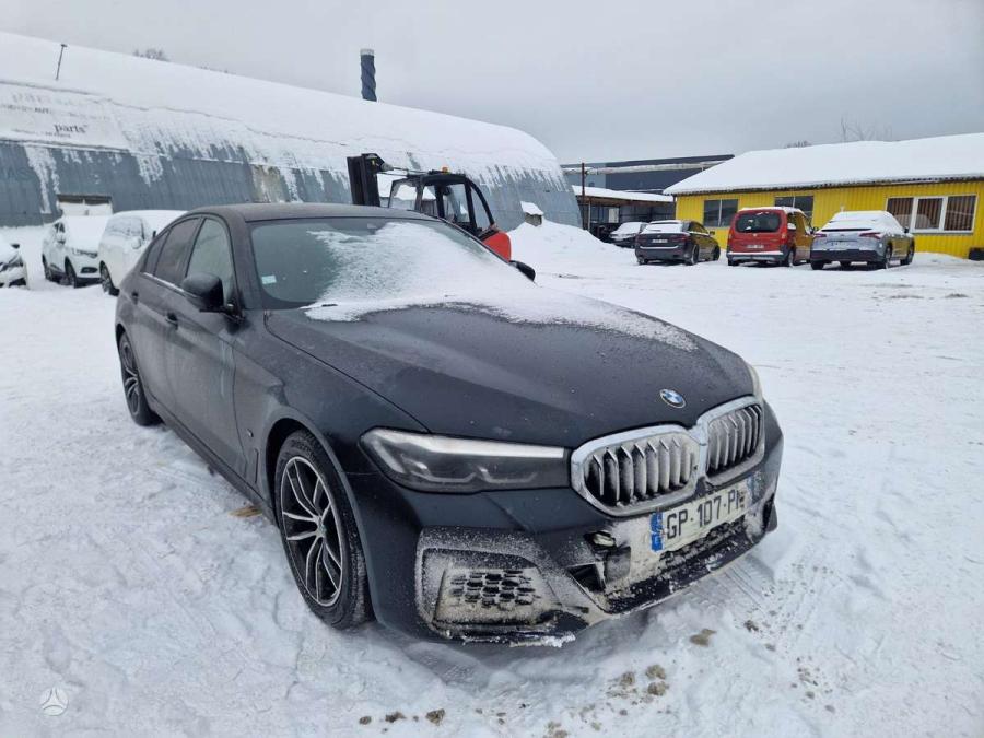 Black BMW 520 2023 in Kaunas, with an engine capacity of 2.00 L and mileage of 260 thousand km for 21500 €, photo 2 on AUTOMOTO.COM.LV