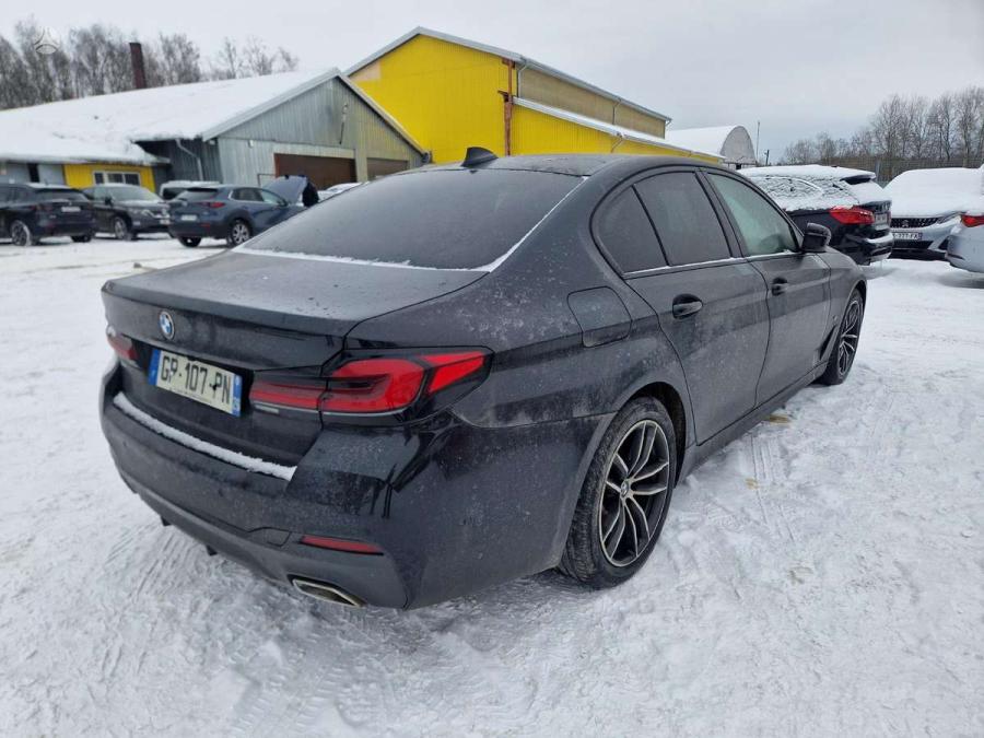 Black BMW 520 2023 in Kaunas, with an engine capacity of 2.00 L and mileage of 260 thousand km for 21500 €, photo 4 on AUTOMOTO.COM.LV