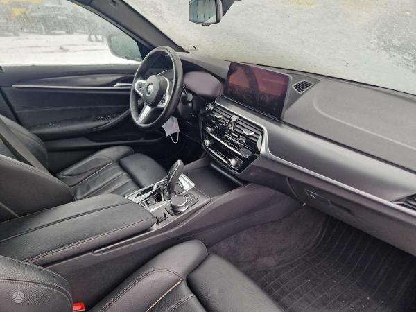 Black BMW 520 2023 in Kaunas, with an engine capacity of 2.00 L and mileage of 260 thousand km for 21500 €, photo 5 on AUTOMOTO.COM.LV