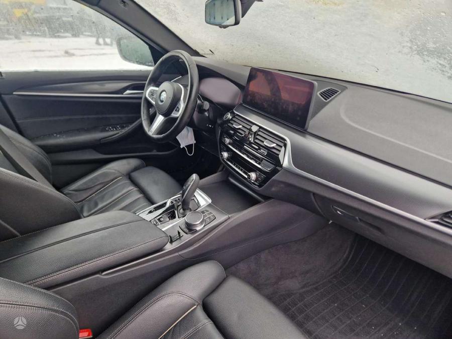 Black BMW 520 2023 in Kaunas, with an engine capacity of 2.00 L and mileage of 260 thousand km for 21500 €, photo 5 on AUTOMOTO.COM.LV