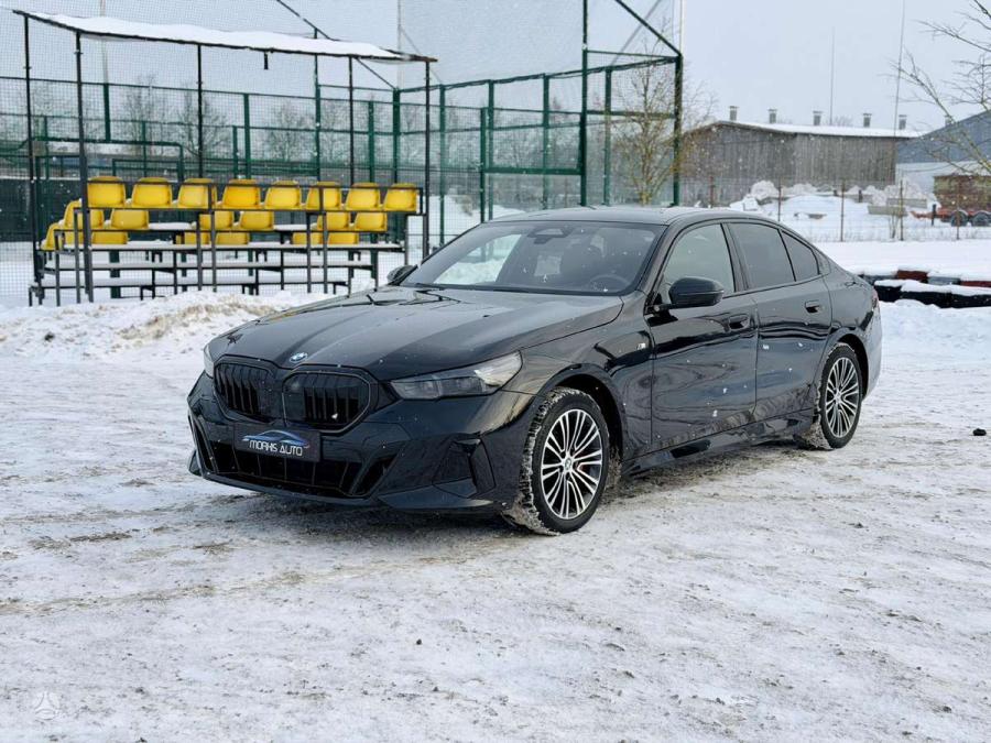 Black BMW 520 2023 in Siauliai, with an engine capacity of 2.00 L and mileage of 34 thousand km for 54500 €, photo 3 on AUTOMOTO.COM.LV
