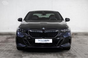 Black BMW 520 2023 in Vilnius, with an engine capacity of 2.00 L and mileage of 54 thousand km for 51991 €, photo 3 on AUTOMOTO.COM.LV