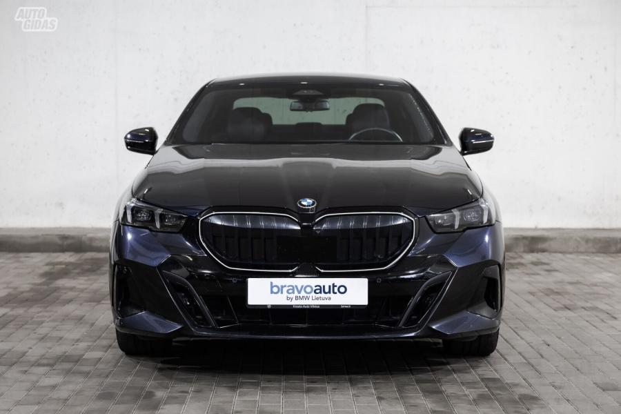 Black BMW 520 2023 in Vilnius, with an engine capacity of 2.00 L and mileage of 54 thousand km for 51991 €, photo 3 on AUTOMOTO.COM.LV