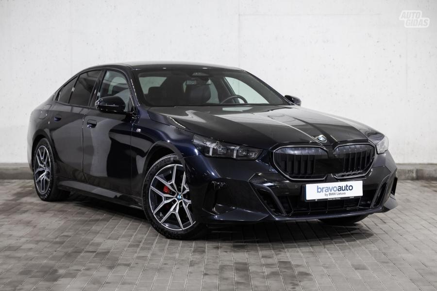 Black BMW 520 2023 in Vilnius, with an engine capacity of 2.00 L and mileage of 54 thousand km for 51991 €, photo 4 on AUTOMOTO.COM.LV