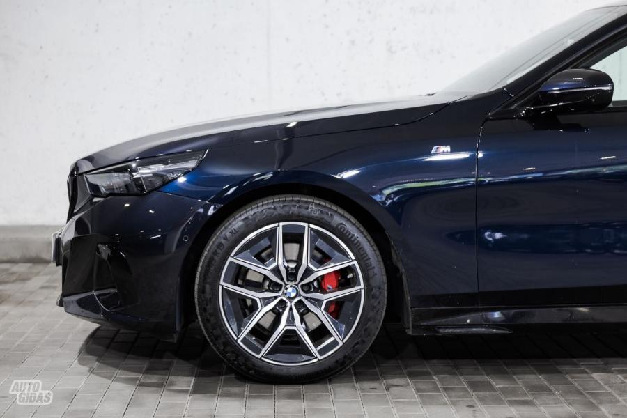 Black BMW 520 2023 in Vilnius, with an engine capacity of 2.00 L and mileage of 54 thousand km for 51991 €, photo 6 on AUTOMOTO.COM.LV