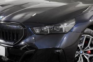 Black BMW 520 2023 in Vilnius, with an engine capacity of 2.00 L and mileage of 54 thousand km for 51991 €, photo 7 on AUTOMOTO.COM.LV