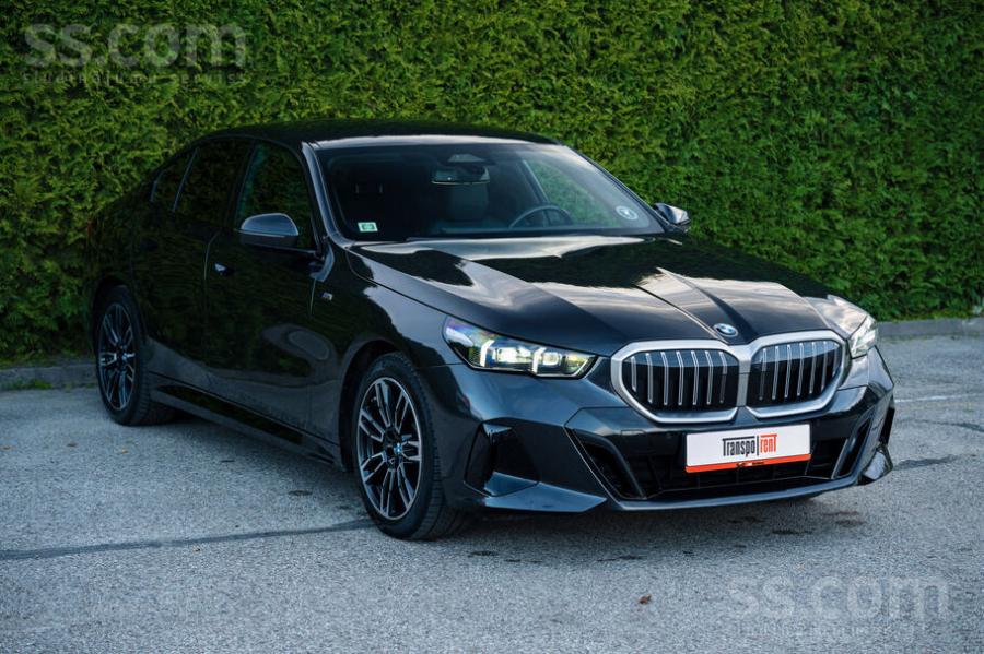 Black BMW 520 2024 in Riga, with an engine capacity of 2.00 L and mileage of 38 thousand km for 49500 €, photo 4 on AUTOMOTO.COM.LV