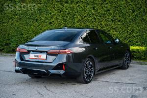 Black BMW 520 2024 in Riga, with an engine capacity of 2.00 L and mileage of 38 thousand km for 49500 €, photo 6 on AUTOMOTO.COM.LV