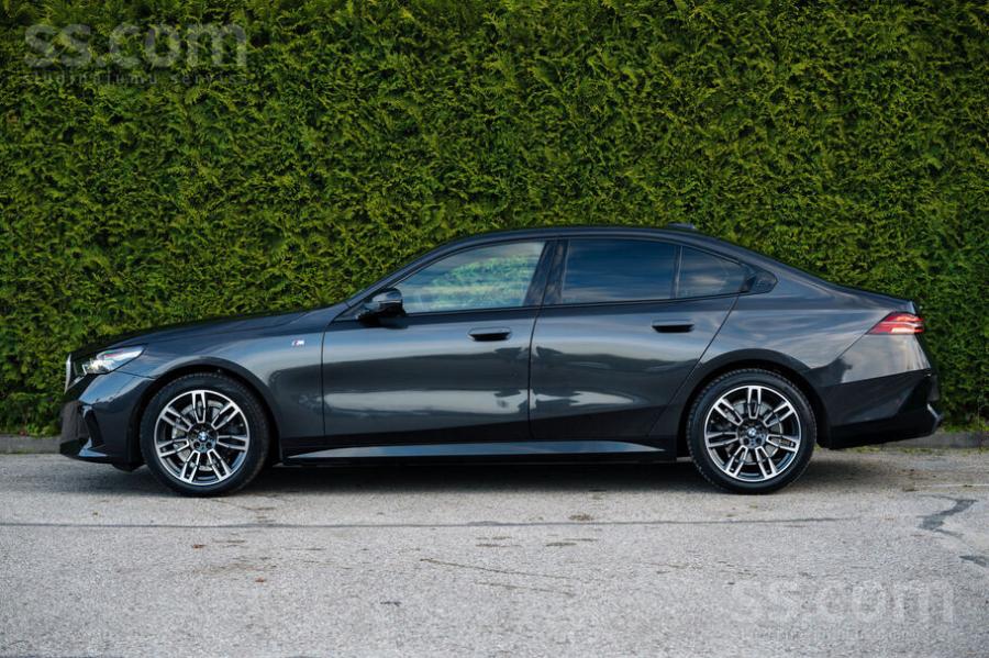 Black BMW 520 2024 in Riga, with an engine capacity of 2.00 L and mileage of 38 thousand km for 49500 €, photo 10 on AUTOMOTO.COM.LV