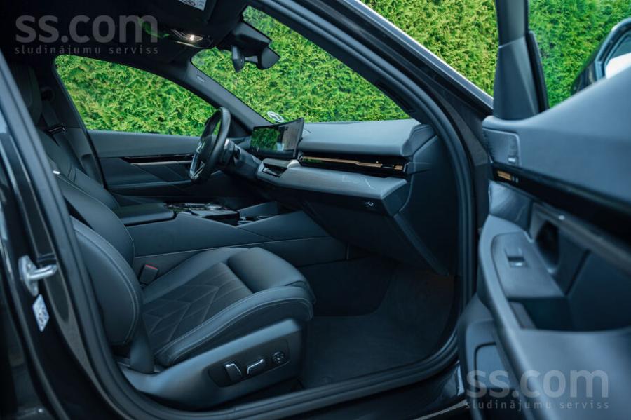 Black BMW 520 2024 in Riga, with an engine capacity of 2.00 L and mileage of 38 thousand km for 49500 €, photo 14 on AUTOMOTO.COM.LV