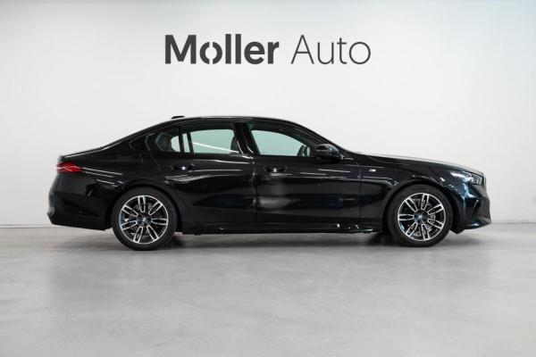 Black BMW 520 2024 in Vilnius, with an engine capacity of 2.00 L and mileage of 59 thousand km for 51000 €, photo 4 on AUTOMOTO.COM.LV