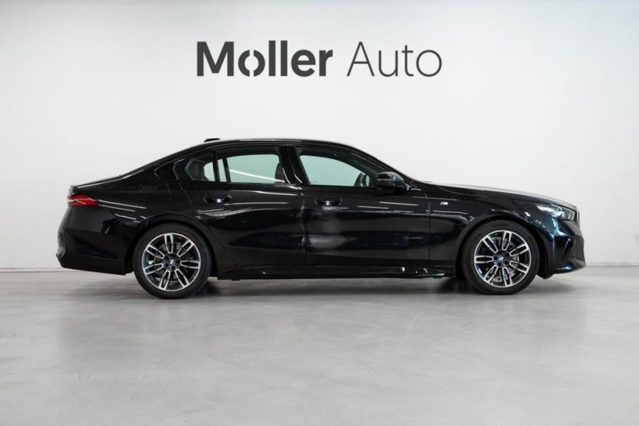 Black BMW 520 2024 in Vilnius, with an engine capacity of 2.00 L and mileage of 59 thousand km for 51000 €, photo 5 on AUTOMOTO.COM.LV