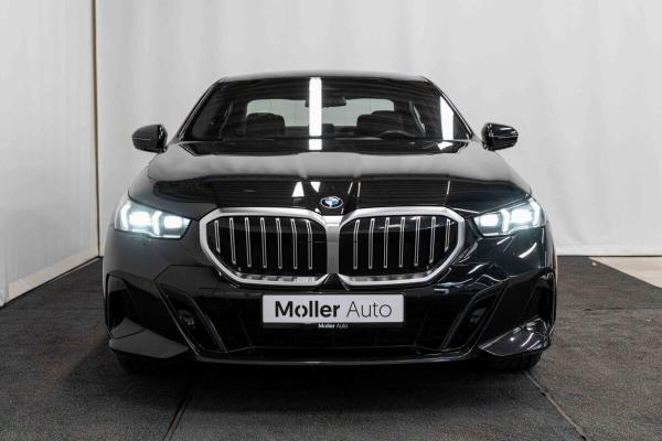 Melns BMW 520 2024 Tallina, ar dzinēja tilpumu 2.00 L un nobraukumu 58 tūkst. km par 52900 €, foto 2 vietnē AUTOMOTO.COM.LV