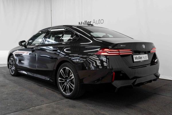 Melns BMW 520 2024 Tallina, ar dzinēja tilpumu 2.00 L un nobraukumu 58 tūkst. km par 52900 €, foto 3 vietnē AUTOMOTO.COM.LV