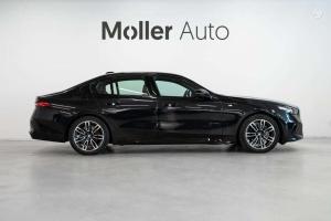Black BMW 520 2024 in Vilnius, with an engine capacity of 2.00 L and mileage of 59 thousand km for 51000 €, photo 5 on AUTOMOTO.COM.LV