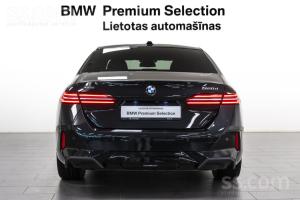 Black BMW 520 2024 in Riga, with an engine capacity of 2.00 L and mileage of 41 thousand km for 53900 €, photo 5 on AUTOMOTO.COM.LV