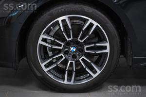 Black BMW 520 2024 in Riga, with an engine capacity of 2.00 L and mileage of 41 thousand km for 53900 €, photo 12 on AUTOMOTO.COM.LV