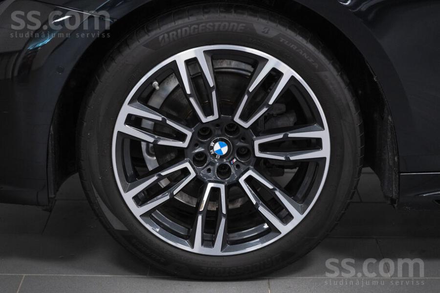 Black BMW 520 2024 in Riga, with an engine capacity of 2.00 L and mileage of 41 thousand km for 53900 €, photo 12 on AUTOMOTO.COM.LV