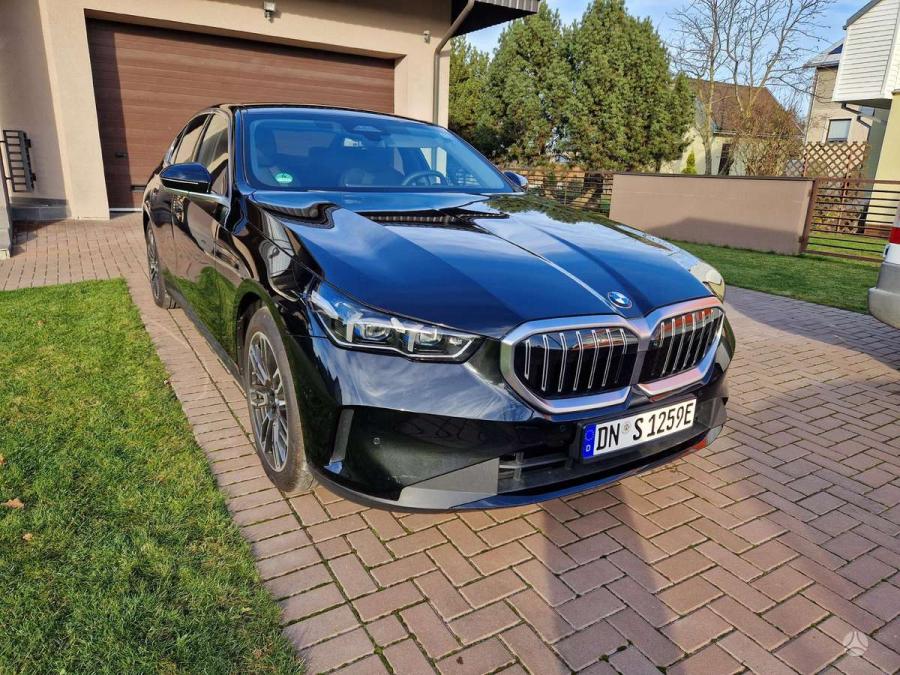 Black BMW 520 2025 in Kaunas, with an engine capacity of 2.00 L and mileage of 5 thousand km for 46900 €, photo 1 on AUTOMOTO.COM.LV