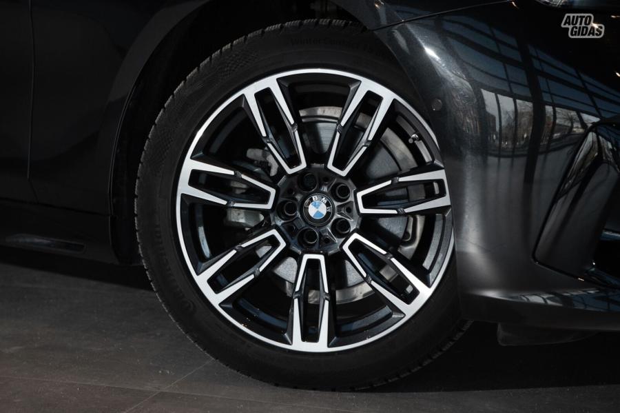 Melns BMW 520 2025 Klaipėda, ar dzinēja tilpumu 2.00 L un nobraukumu 20 tūkst. km par 55952 €, foto 24 vietnē AUTOMOTO.COM.LV