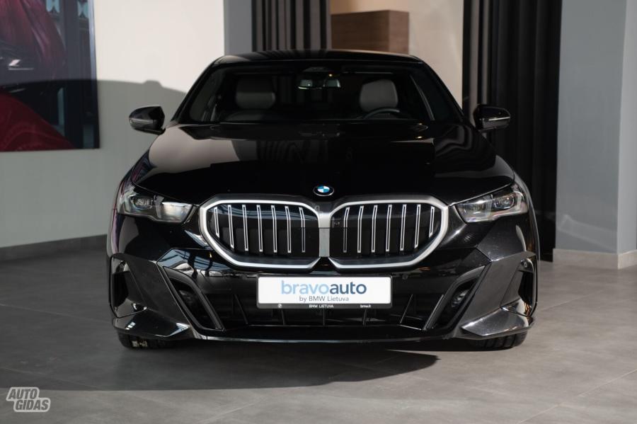 Black BMW 520 2025 in Kaunas, with an engine capacity of 2.00 L and mileage of 25 thousand km for 54992 €, photo 3 on AUTOMOTO.COM.LV