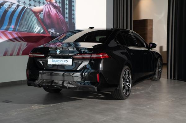 Black BMW 520 2025 in Kaunas, with an engine capacity of 2.00 L and mileage of 25 thousand km for 54992 €, photo 4 on AUTOMOTO.COM.LV