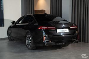 Black BMW 520 2025 in Kaunas, with an engine capacity of 2.00 L and mileage of 25 thousand km for 54992 €, photo 7 on AUTOMOTO.COM.LV