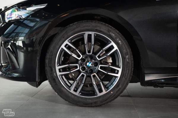 Black BMW 520 2025 in Kaunas, with an engine capacity of 2.00 L and mileage of 25 thousand km for 54992 €, photo 7 on AUTOMOTO.COM.LV