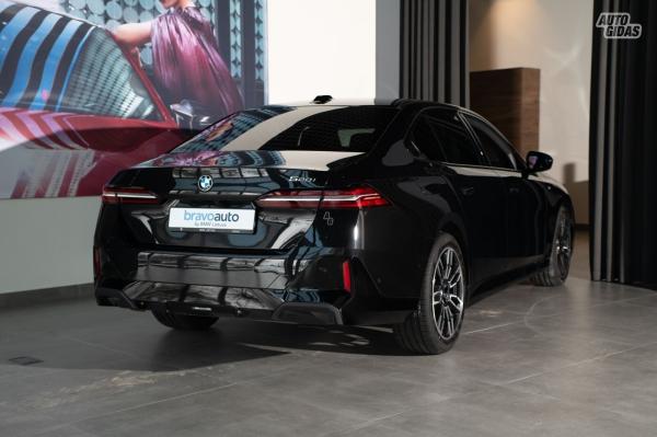 Black BMW 520 2025 in Kaunas, with an engine capacity of 2.00 L and mileage of 25 thousand km for 52332 €, photo 4 on AUTOMOTO.COM.LV
