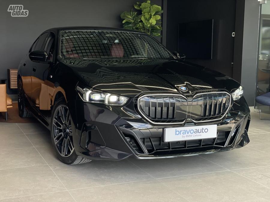 Black BMW 520 2025 in Klaipeda, with an engine capacity of 2.00 L and mileage of 20 thousand km for 54933 €, photo 4 on AUTOMOTO.COM.LV