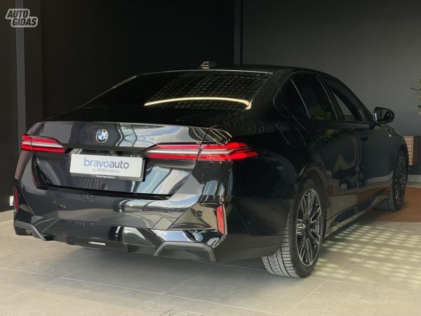 Black BMW 520 2025 in Klaipeda, with an engine capacity of 2.00 L and mileage of 20 thousand km for 54933 €, photo 4 on AUTOMOTO.COM.LV