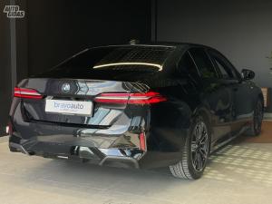 Black BMW 520 2025 in Klaipeda, with an engine capacity of 2.00 L and mileage of 20 thousand km for 54933 €, photo 5 on AUTOMOTO.COM.LV
